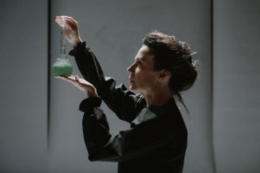 "H απολογια της Μαρι Κιουρι" Θεατρο Αμαλια - ThessCulture