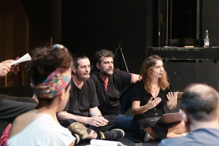 ΚΘΒΕ: «ΤΑ ΤΡΕΛΑ ΒΑΤΡΑΧΙΑ» ΤΗΣ MELODY MOUREY ΣΕ ΕΝΤΑΤΙΚΟ ΡΥΘΜΟ ΠΡΟΒΩΝ ...
