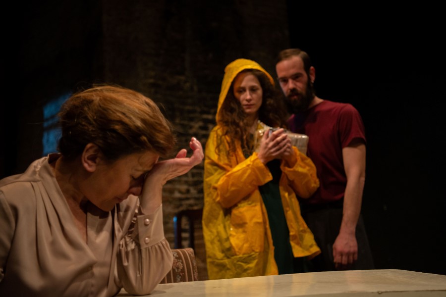 ΑΛΛΑΓΗ ΣΤΕΓΗΣ ΓΙΑ ΤΗΝ ΘΕΑΤΡΙΚΗ ΠΑΡΑΣΤΑΣΗ | ΛΑΣΠΗ | ΠΡΕΜΙΕΡΑ 1 ...